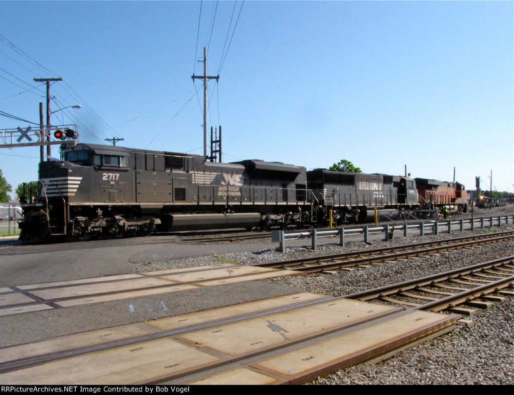 NS 2717, 6796; BNSF 6743